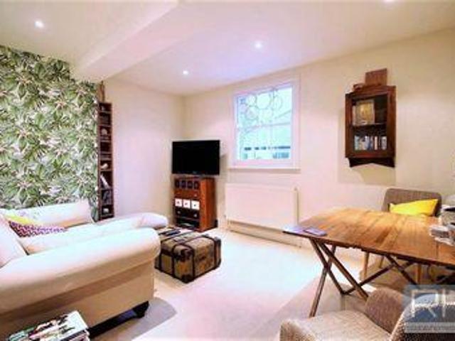 2 Bedrooms Flat for rent in Wood Street, Barnet EN5