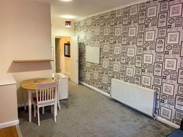 2 Bedrooms Flat for rent in Wood Street, London E17
