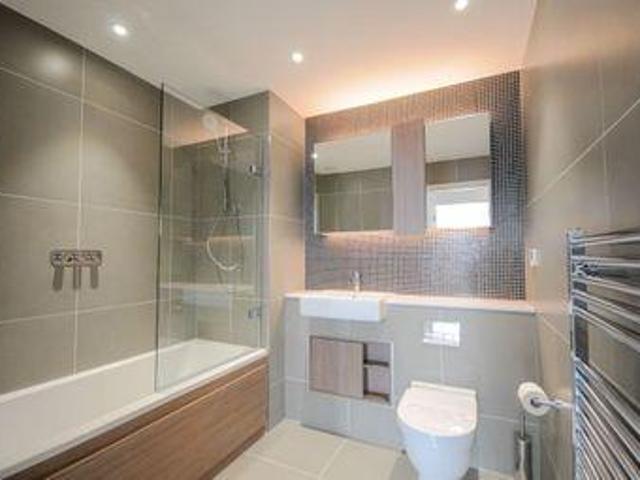 2 Bedrooms Flat for rent in Woodberry Down Estate, London N4