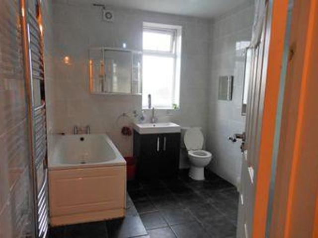 2 Bedrooms Flat for rent in Woodford Avenue, Ilford IG2