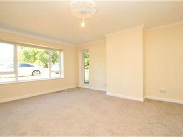 2 Bedrooms Flat for rent in Woodford Road, London E18