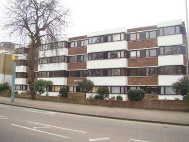 2 Bedrooms Flat for rent in Woodford Road, London E18