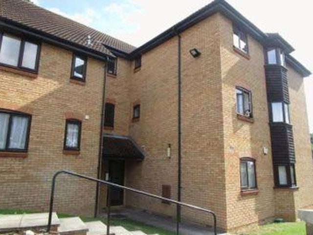2 Bedrooms Flat for rent in Woodside Court, Perry Mead, Enfield EN2