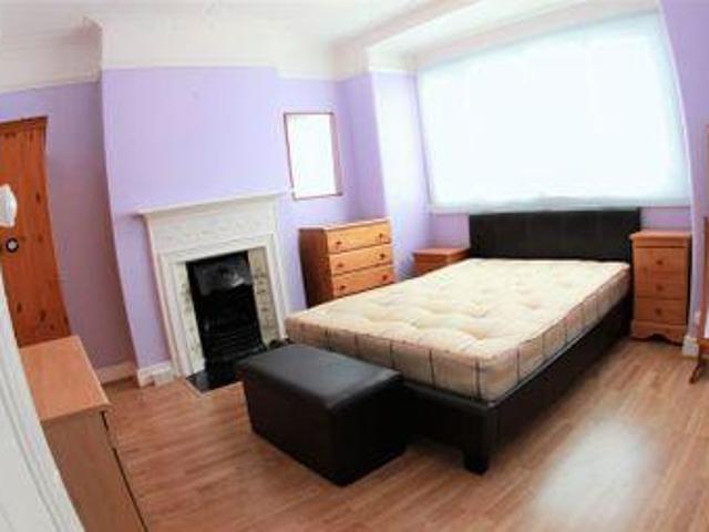 2 Bedrooms Flat for rent in Woodside Road, London N22