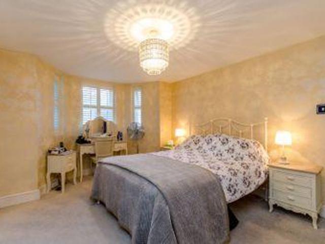 2 Bedrooms Flat for rent in Woodside, Wimbledon SW19