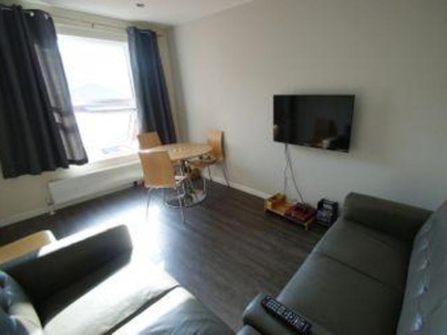 2 Bedrooms Flat for rent in Woodsley Road, Hyde Park, Leeds LS3