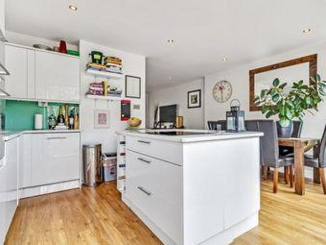 2 Bedrooms Flat for rent in Worcester Gardens, London SW11