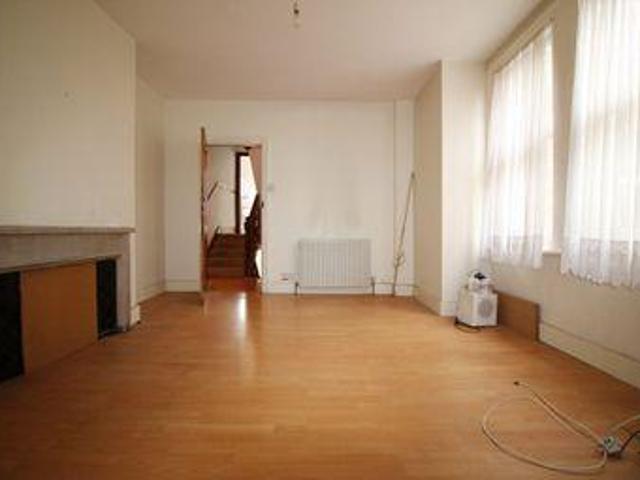 2 Bedrooms Flat for rent in Worslade Road, London SW17