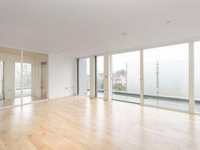 2 Bedrooms Flat for rent in Worple Road, Raynes Park SW20