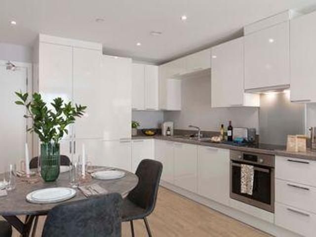 2 Bedrooms Flat for rent in Waterman Walk, Salford M50