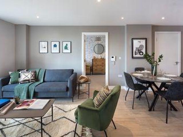 2 Bedrooms Flat for rent in Waterman Walk, Salford M50