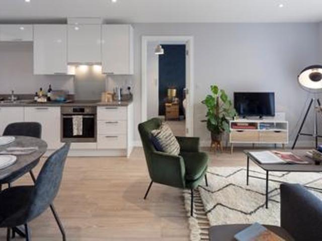 2 Bedrooms Flat for rent in Waterman Walk, Salford M50