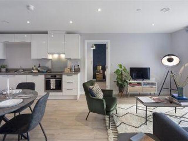 2 Bedrooms Flat for rent in Waterman Walk, Salford M50