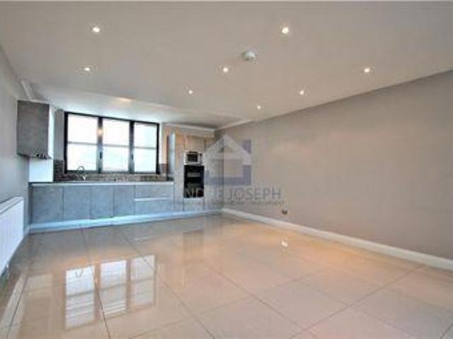 2 Bedrooms Flat for rent in Waterside Point, Anhalt Road, Battersea, London SW11