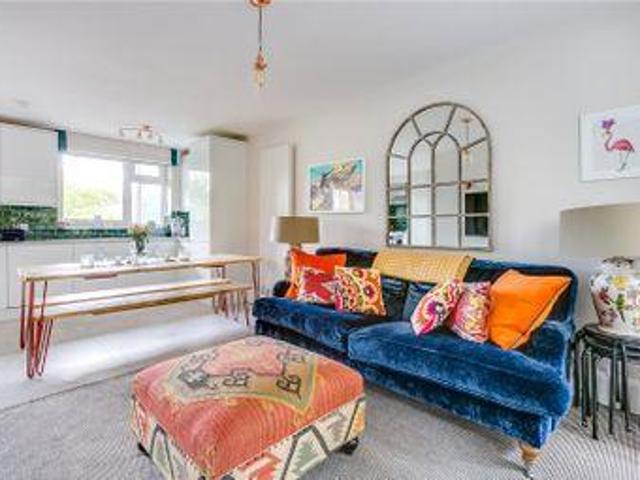 2 Bedrooms Flat for rent in Watford Close, London SW11