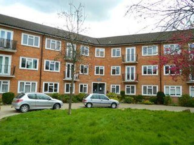 2 Bedrooms Flat for rent in Waverley Court, Bishopric, Horsham RH12