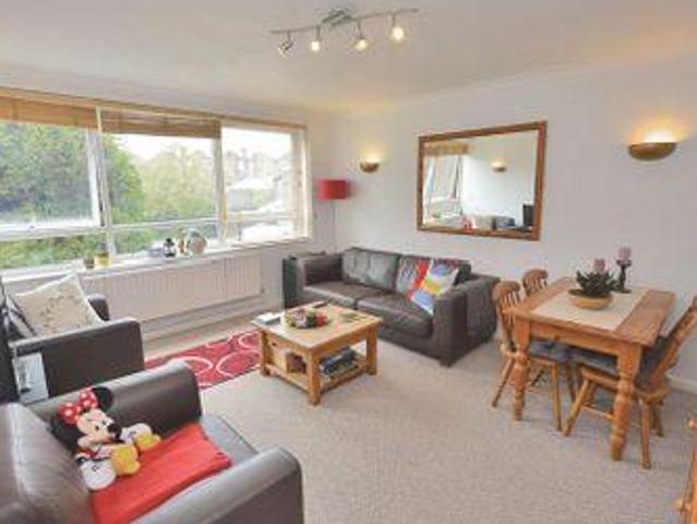 2 Bedrooms Flat for rent in Waynflete Street, London SW18