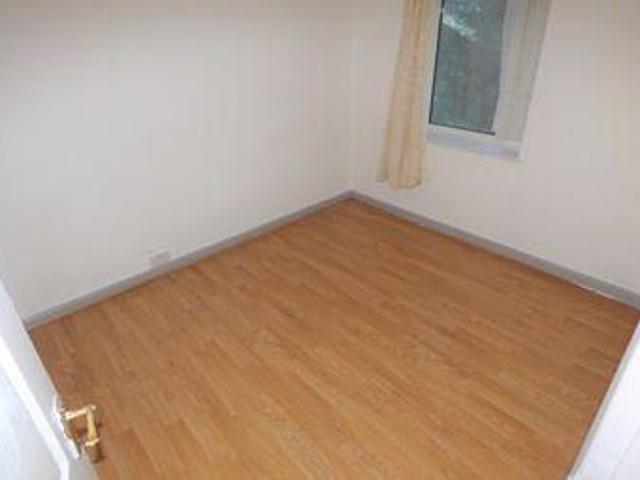 2 Bedrooms Flat for rent in Waldegrave Road, Dagenham RM8