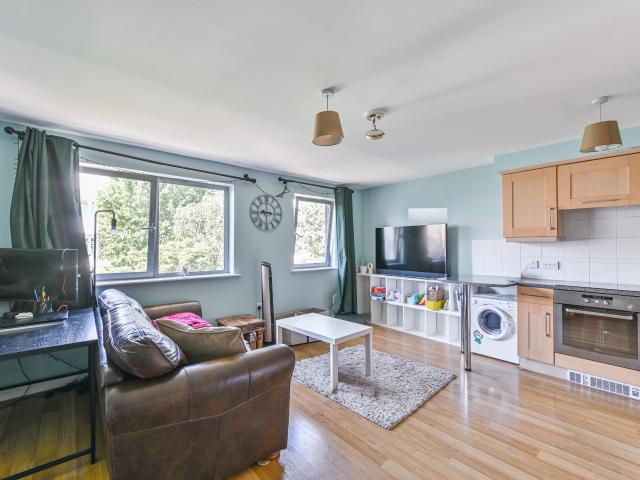 2 Bedrooms Flat for Rent in Wallace Court | Foxtons