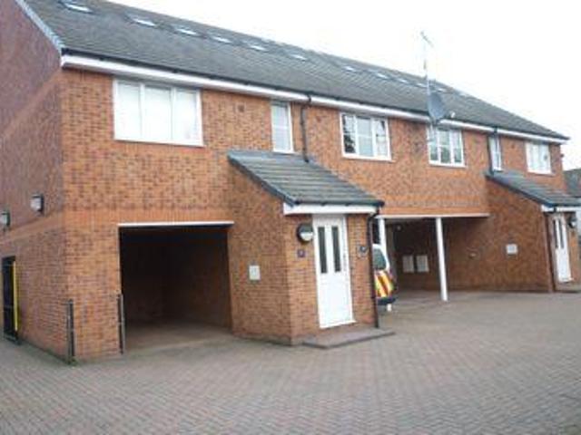 2 Bedrooms Flat for rent in Waller Avenue, Luton, Beds LU4