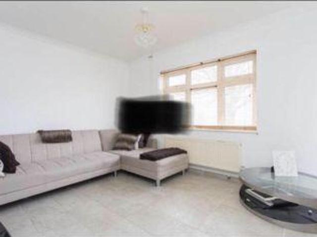 2 Bedrooms Flat for rent in Wallers Close, Woodford IG8