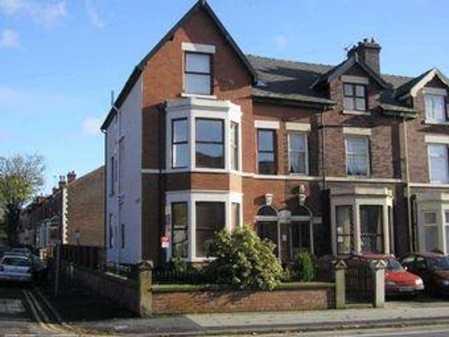 2 Bedrooms Flat for rent in Walmersley Road, Bury, Greater Manchester BL9