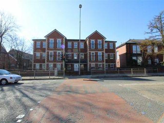 2 Bedrooms Flat for rent in Walmersley Road, Bury, Greater Manchester BL9