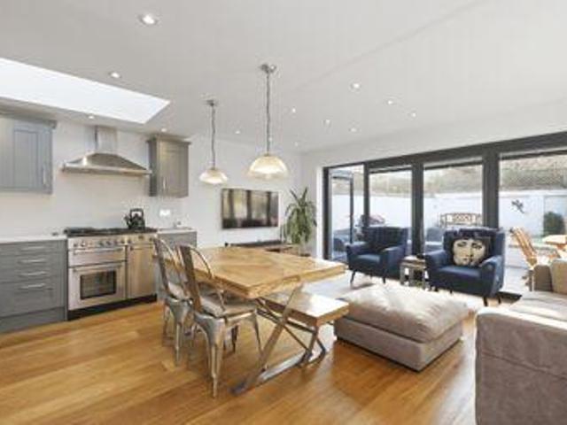 2 Bedrooms Flat for rent in Walsingham Road, London E5