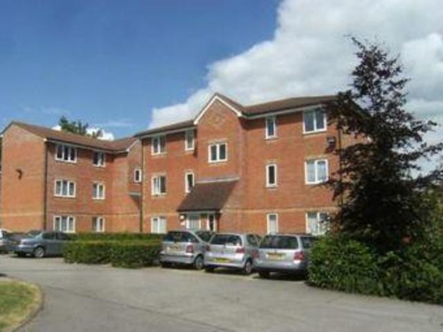 2 Bedrooms Flat for rent in Walpole Road, Burnham, Slough SL1