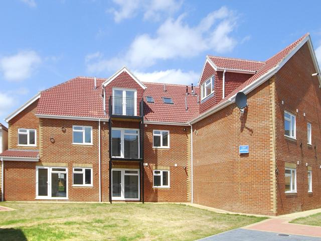 2 Bedrooms Flat for Rent in Walton Avenue | Foxtons