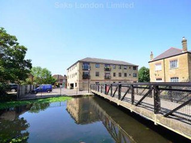 2 Bedrooms Flat for rent in Wandle Road, Morden SM4