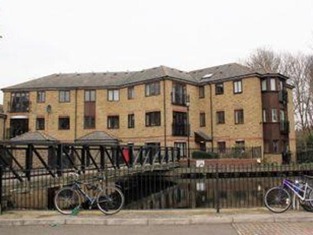 2 Bedrooms Flat for rent in Wandle Road, Morden SM4