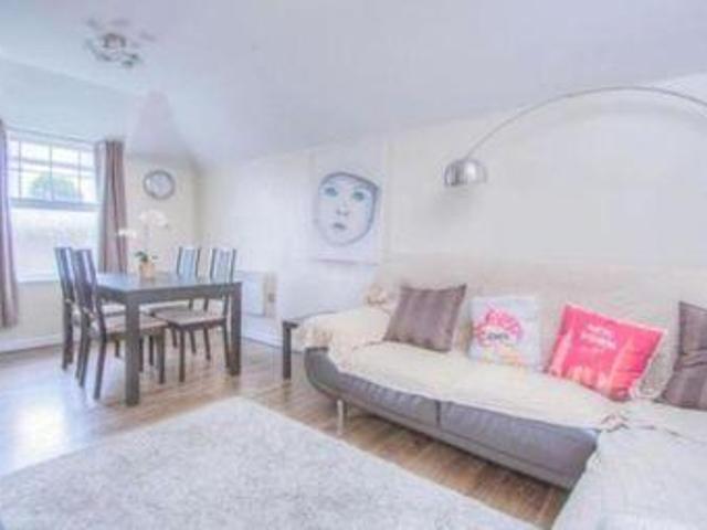 2 Bedrooms Flat for rent in Warren Way, Edgware, London HA8