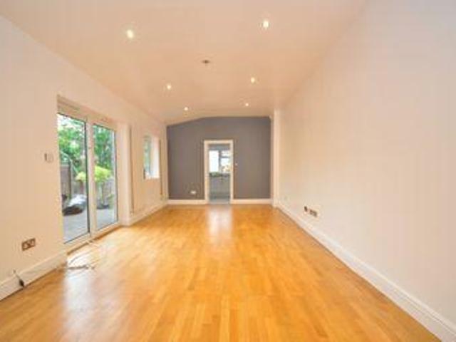 2 Bedrooms Flat for rent in Warwick Gardens, Ilford IG1