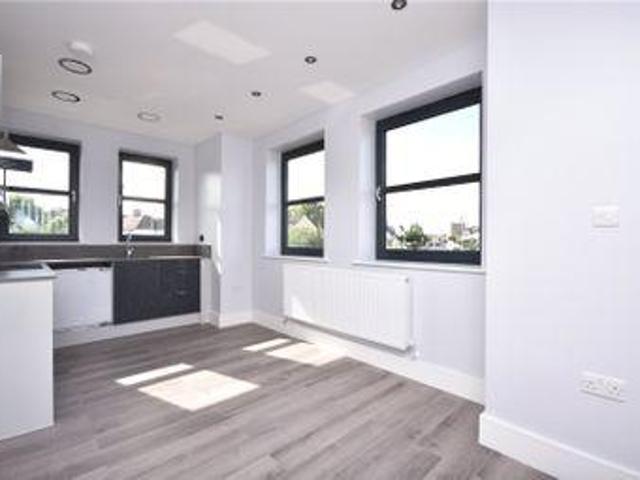 2 Bedrooms Flat for rent in Welbeck Road, Barnet EN4