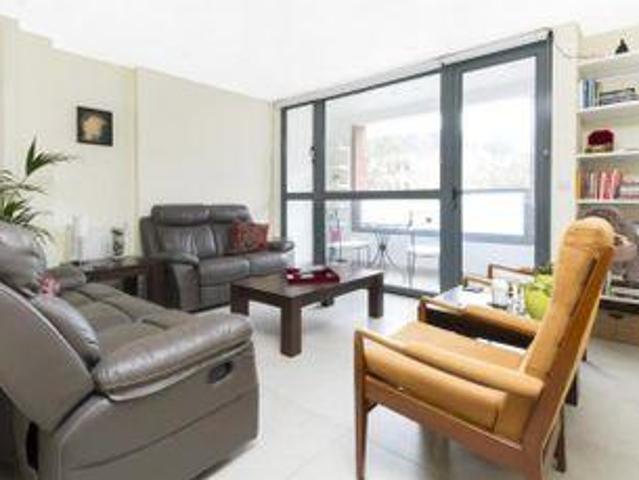2 Bedrooms Flat for rent in Well Street, Hackney, London E9