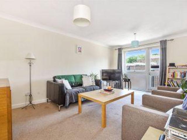 2 Bedrooms Flat for rent in Well Street, Hackney, London E9