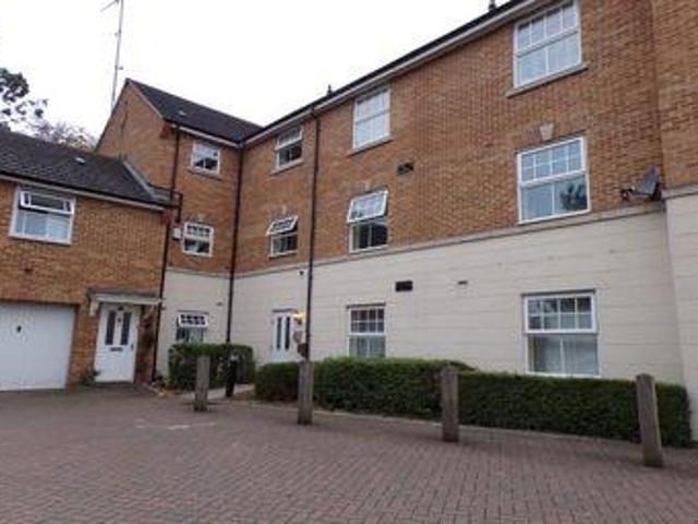 2 Bedrooms Flat for rent in Weller Mews, Enfield EN2