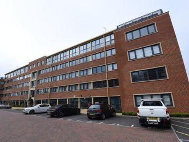 2 Bedrooms Flat for rent in Wessex Court, Kestrel Road, Farnborough, Hampshire GU14