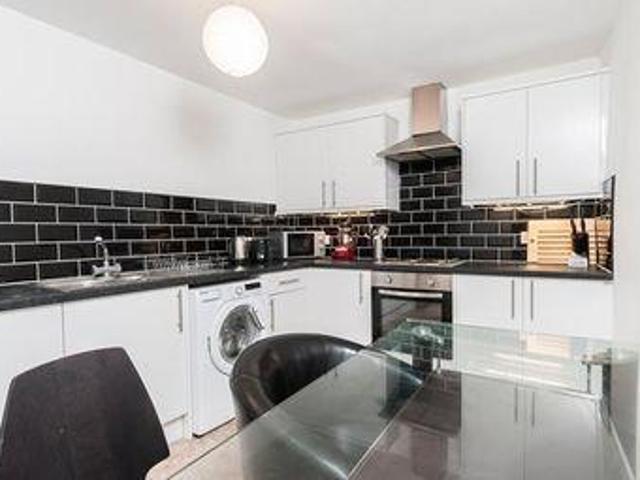 2 Bedrooms Flat for rent in West Nicolson Street, Edinburgh EH8