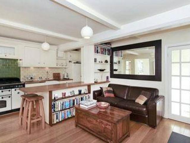 2 Bedrooms Flat for rent in West Side Common, London SW19