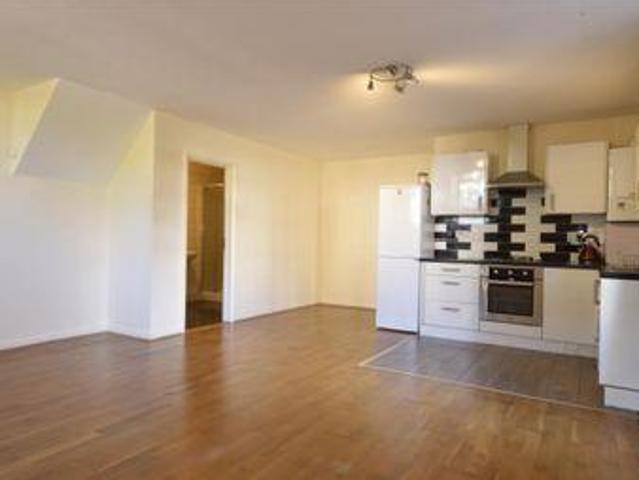 2 Bedrooms Flat for rent in West Street, Carshalton, Surrey SM5