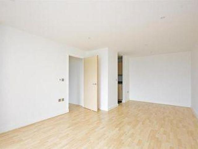 2 Bedrooms Flat for rent in Western Gateway, Docklands, London E16