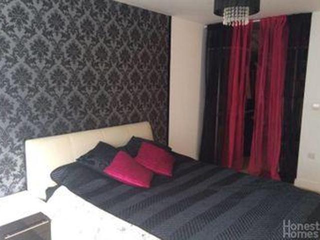 2 Bedrooms Flat for rent in Western Gateway, London E16