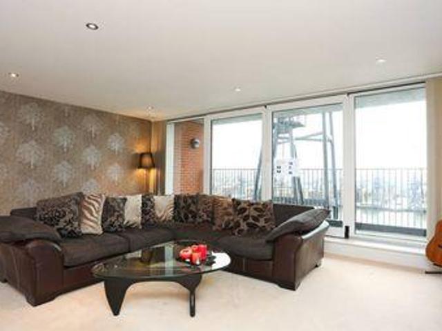 2 Bedrooms Flat for rent in Western Gateway, London E16