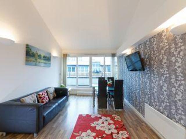 2 Bedrooms Flat for rent in Western Gateway, London E16