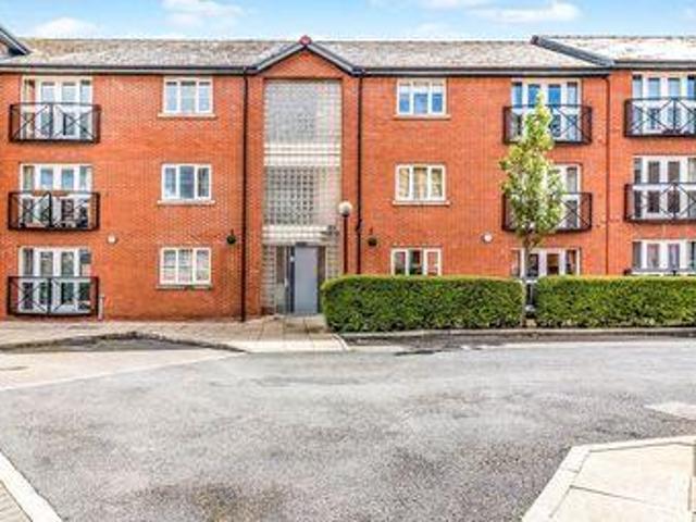 2 Bedrooms Flat for rent in Wharf Close, Manchester M1