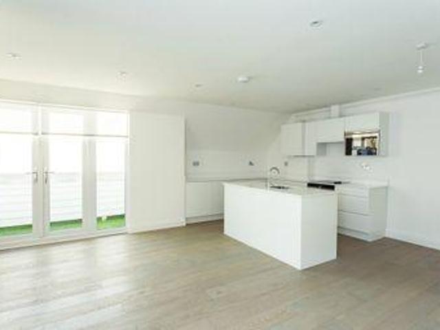 2 Bedrooms Flat for rent in Whitehall Road, Woodford Green IG8