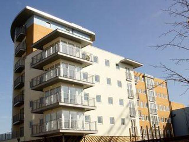 2 Bedrooms Flat for rent in Whitestone Way, Croydon CR0
