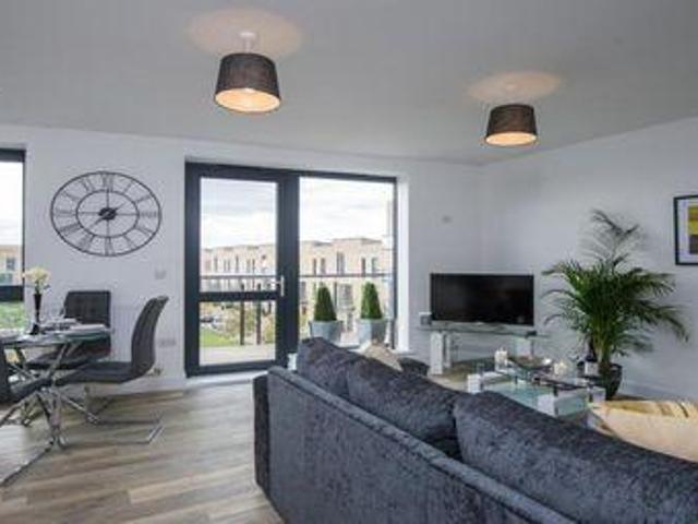 2 Bedrooms Flat for rent in Whittle Avenue, Cambridge CB2